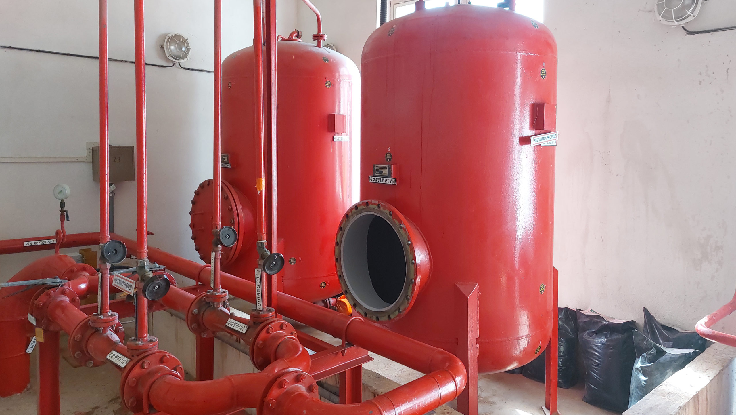 Anti-corrosion protection of internal parts of fire foam tanks ...