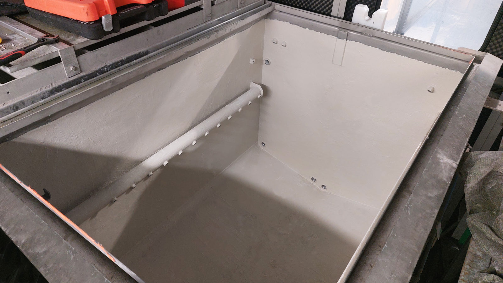 Corrosion protection of the internal parts of the decontamination tank ...