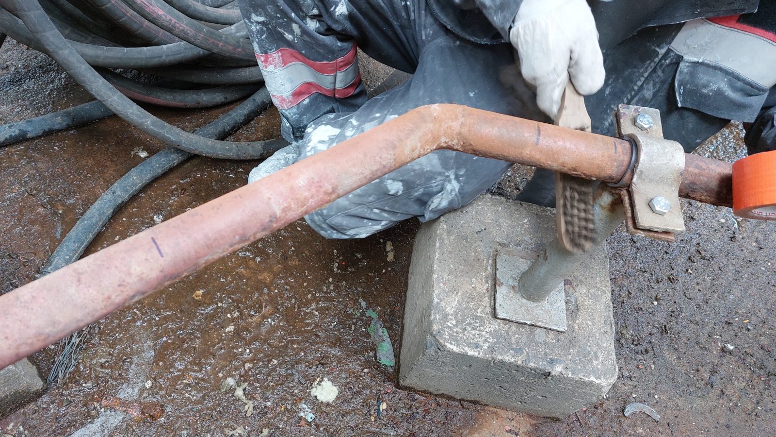 Bandaging of 50 mm diameter propylene pipe elbows - Corrotech Engineering