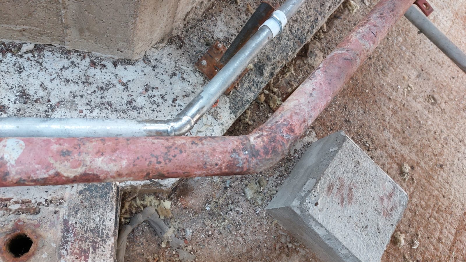 Bandaging of 50 mm diameter propylene pipe elbows - Corrotech Engineering