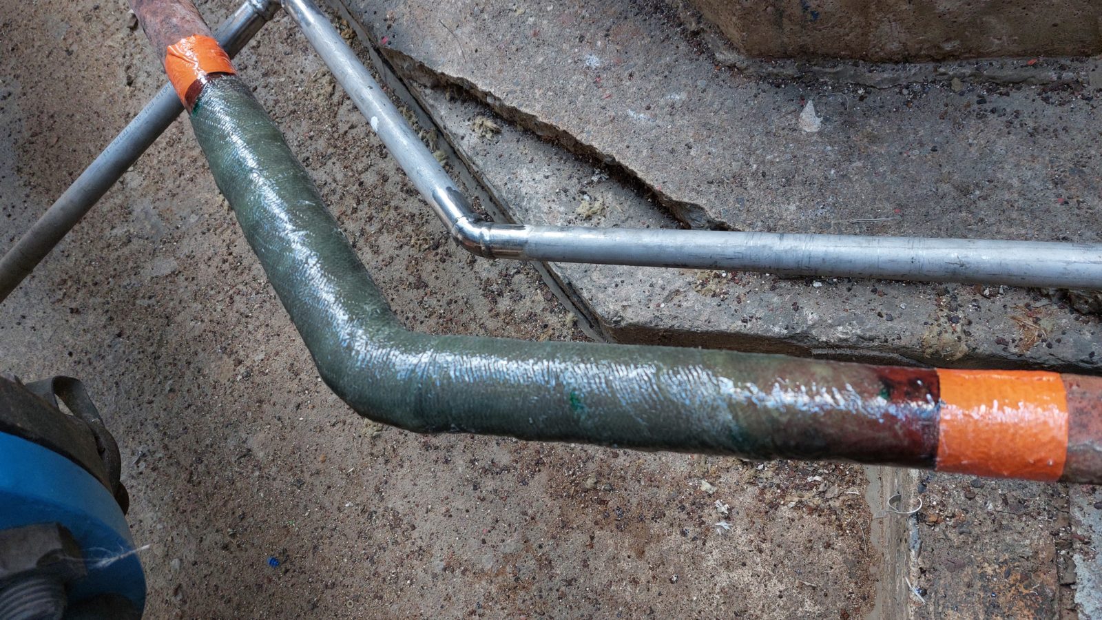 Bandaging of 50 mm diameter propylene pipe elbows - Corrotech Engineering