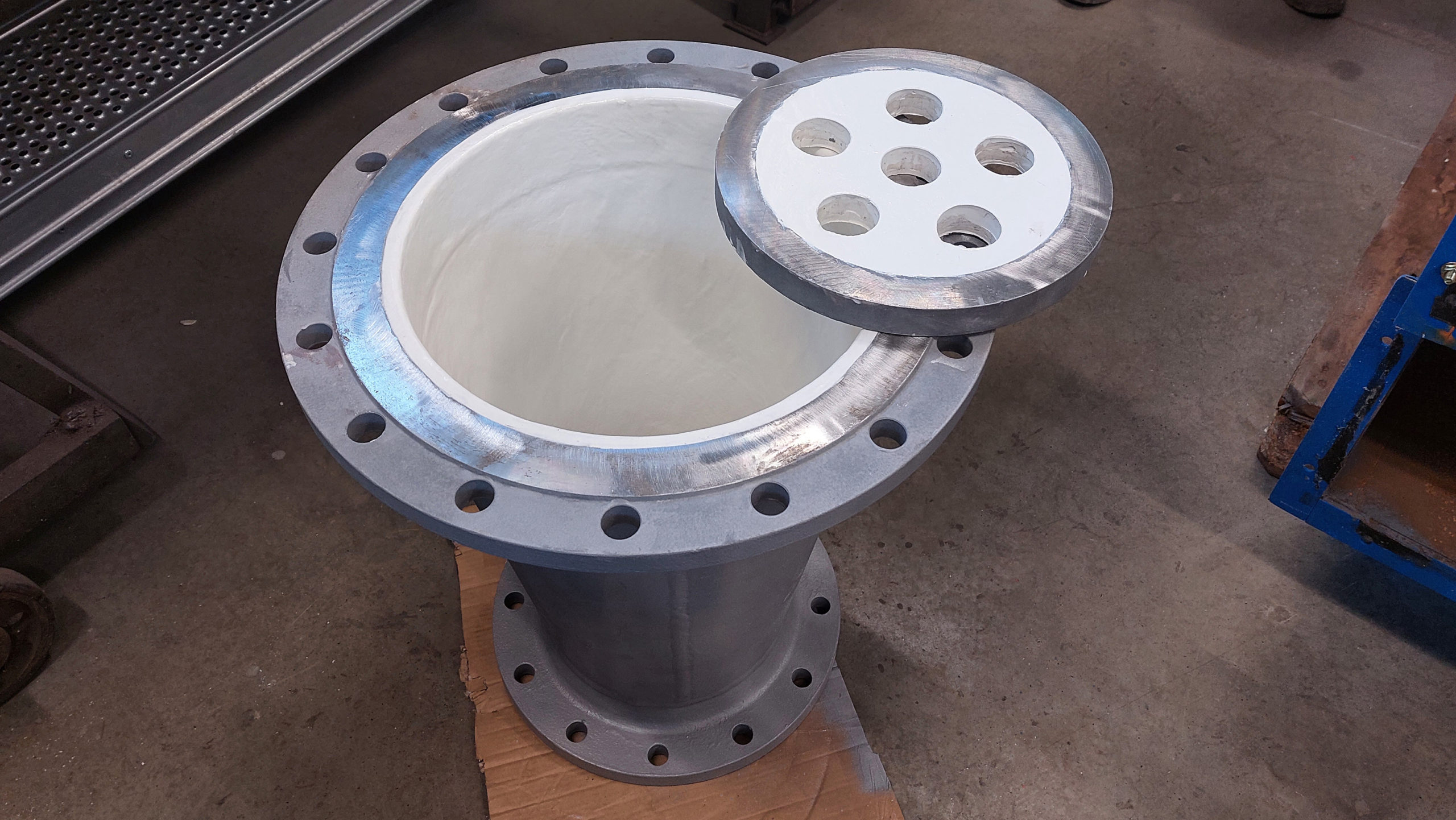 Protection of the pipe section and orifice against the effects of ...